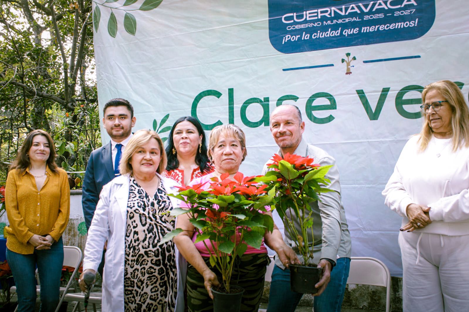 Cuernavaca entrega 200 flores de nochebuena a cambio de PET en Jornada ...